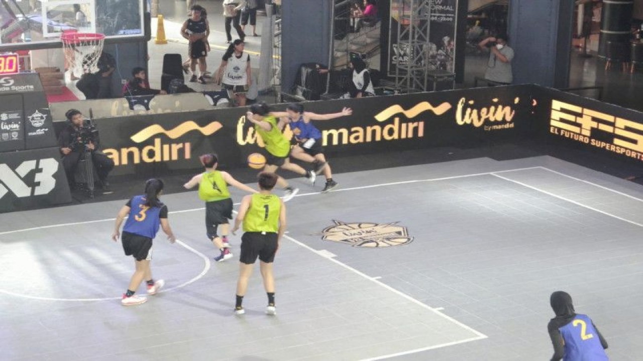 Suasana pertandingan final Livin by Mandiri Indonesia 3X3 Tournament 2022 yang digelar di ...