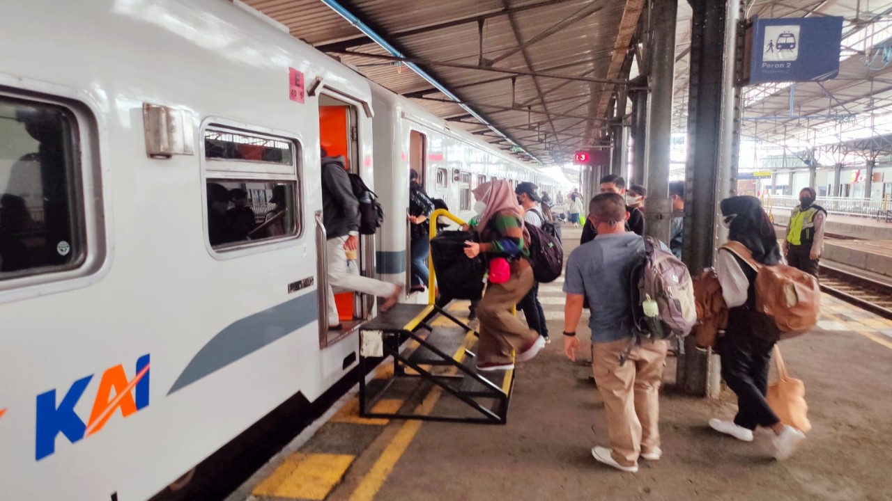 Para penumpang menaiki kereta di stasiun/ist
