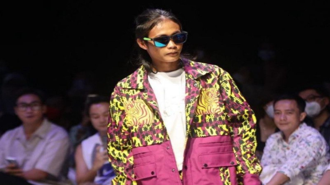 Bonge saat ikut peragaan busana di Jakarta Fashian and Food Festival ...