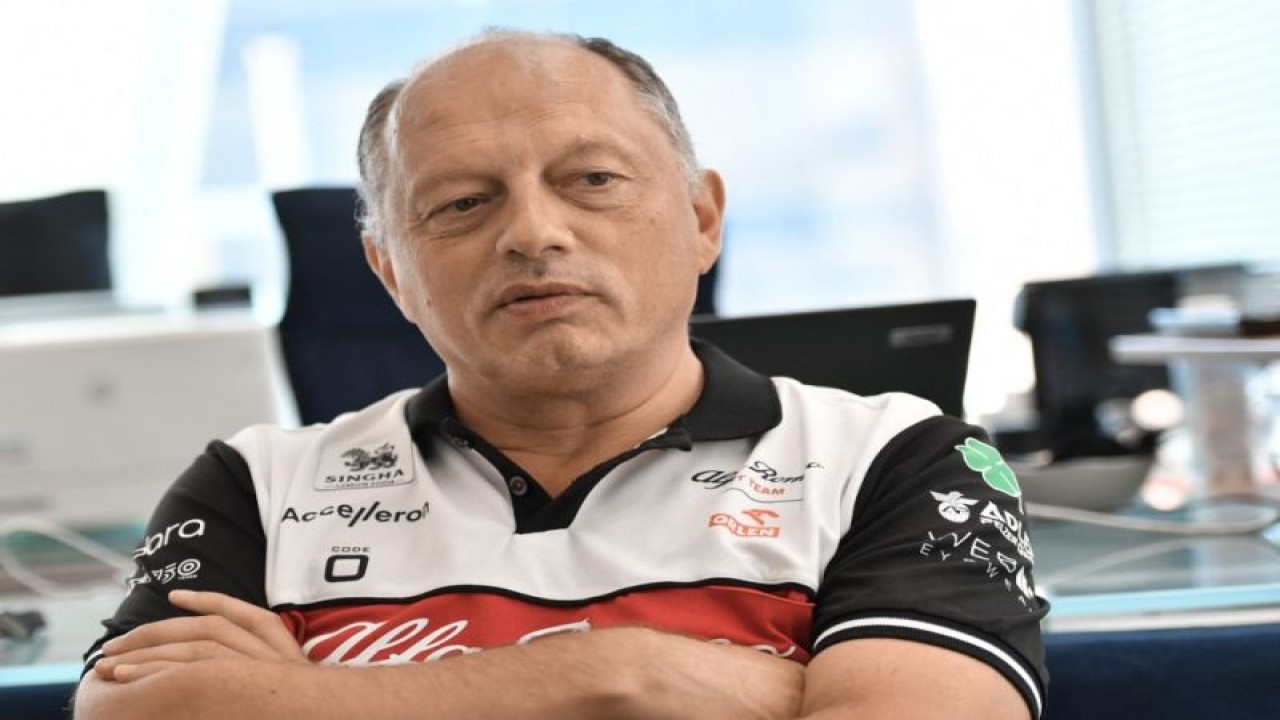 Fred Vasseur ketika menjabat sebagai kepala tim Alfa Romeo dalam sesi ...