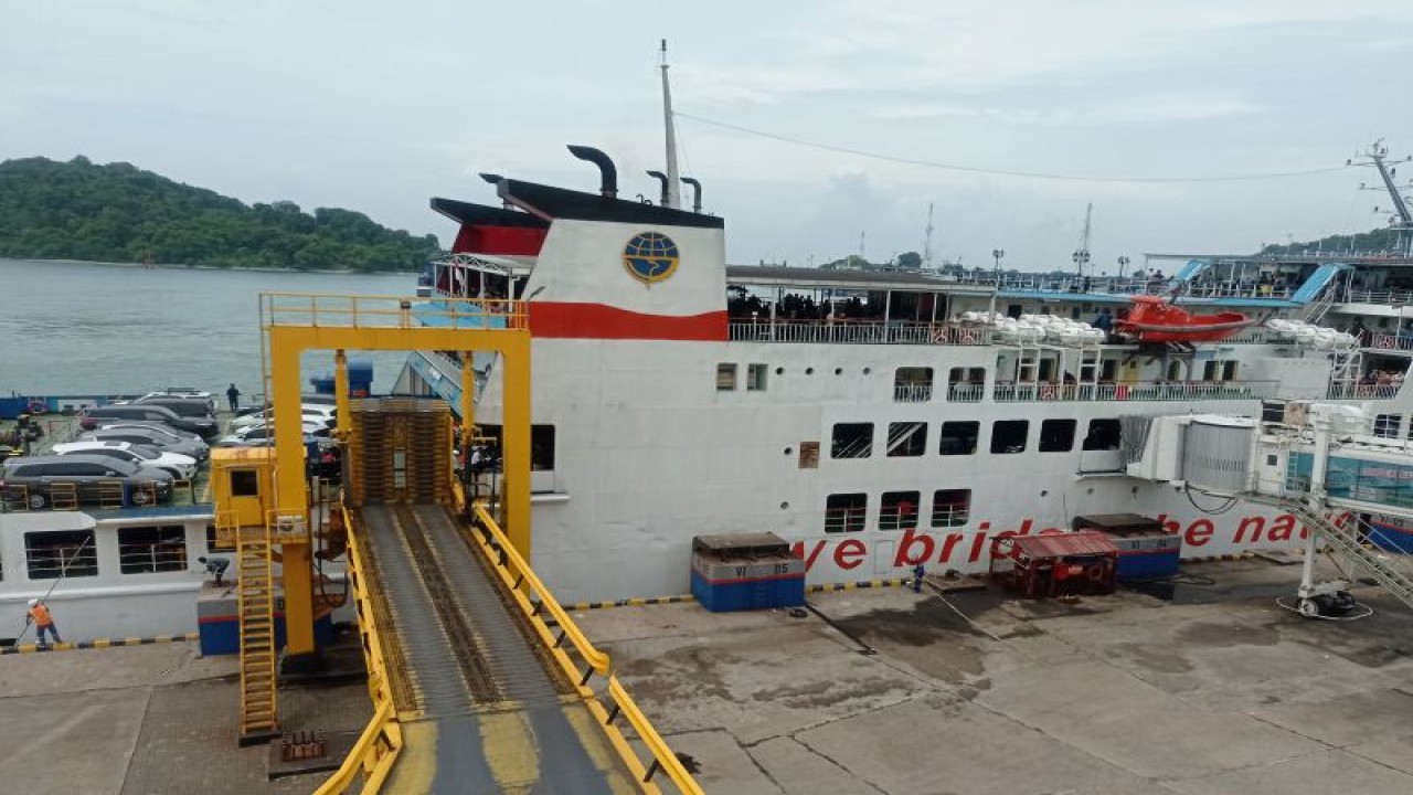 Kapal feri PT ASDP Indonesia Ferry (Persero). ANTARA/Mansur