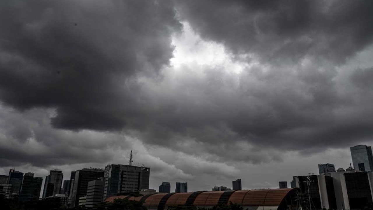 Awan mendung terlihat di kawasan Kuningan, Jakarta, Selasa (27/12/2022 ... Awan mendung terlihat di kawasan Kuningan, Jakarta, Selasa (27/12/2022 ...