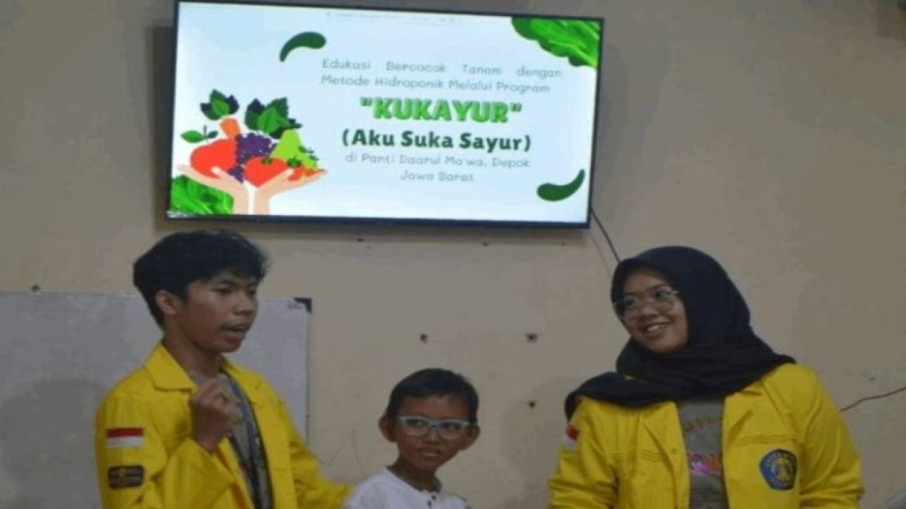 Mahasiswa Departemen Biologi dan Kimia UI mengajarkan teknik hidroponik untuk bercocok tanam ...