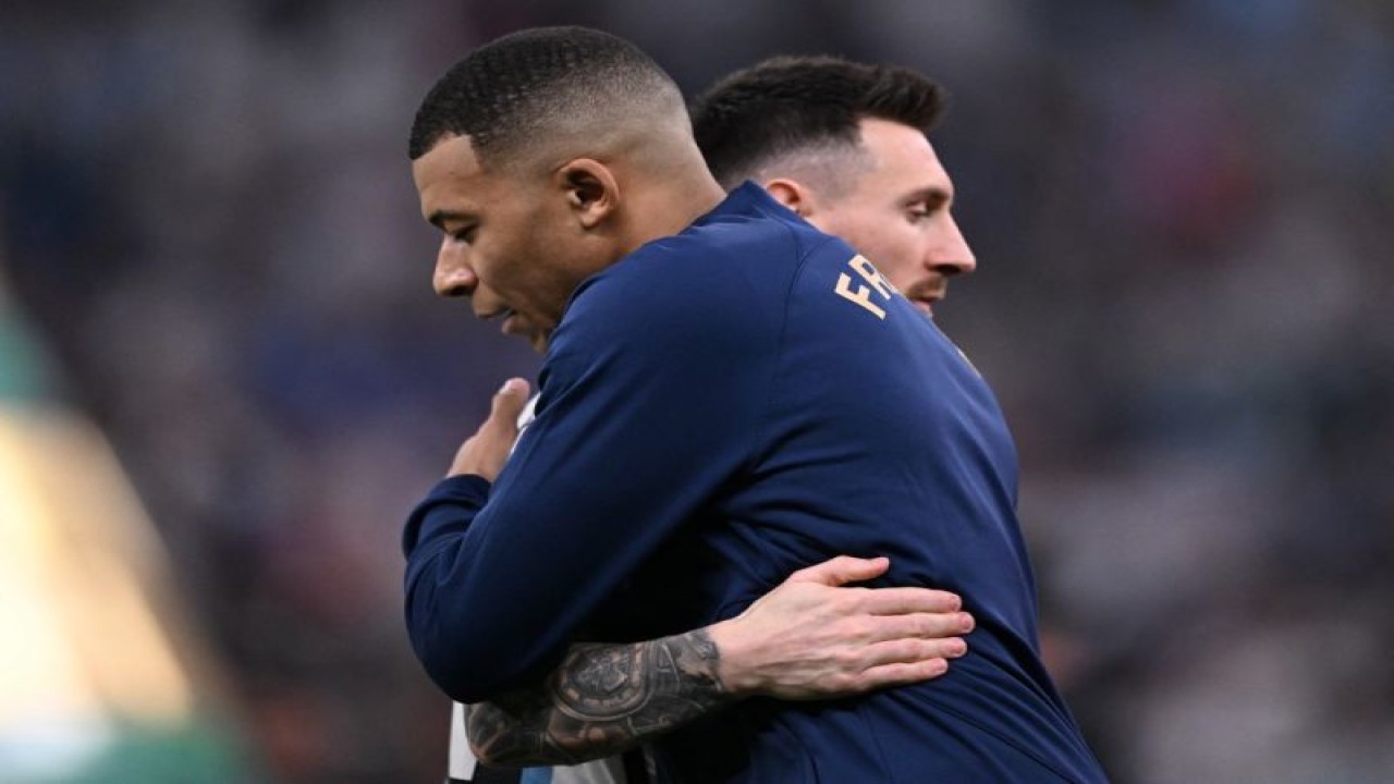 Penyerang Argentina Lionel Messi (kiri) dan pemain depan Prancis Kylian ...
