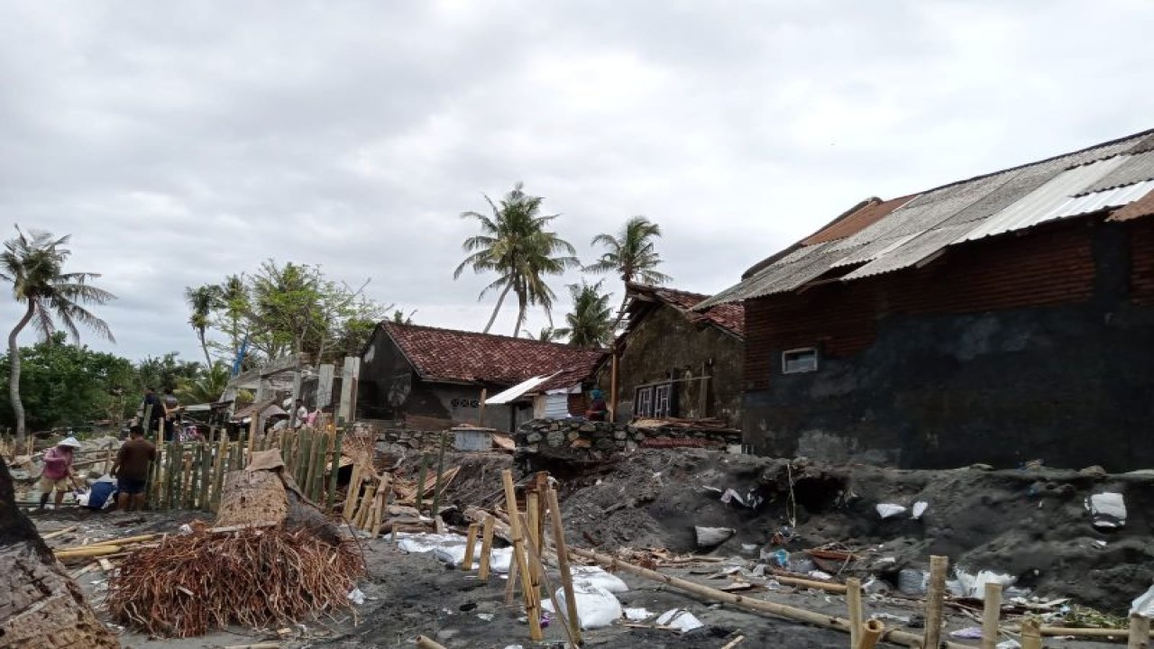Kondisi rumah warga di Lingkungan Mapak Indah Kota Mataram, Provinsi ...