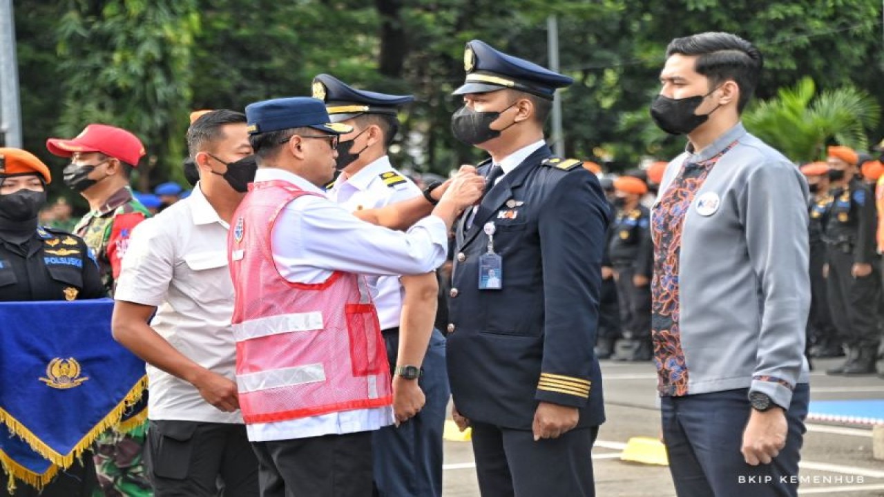 Menteri Perhubungan Budi Karya Sumadi (kiri) saat memimpin Apel Gelar Pasukan Angkutan Natal ...