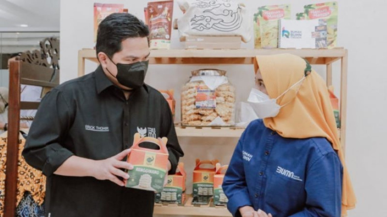 Menteri BUMN Erick Thohir melihat produk UMKM di Rumah BUMN PLN saat kunjungan ke Cirebon, Jawa ...