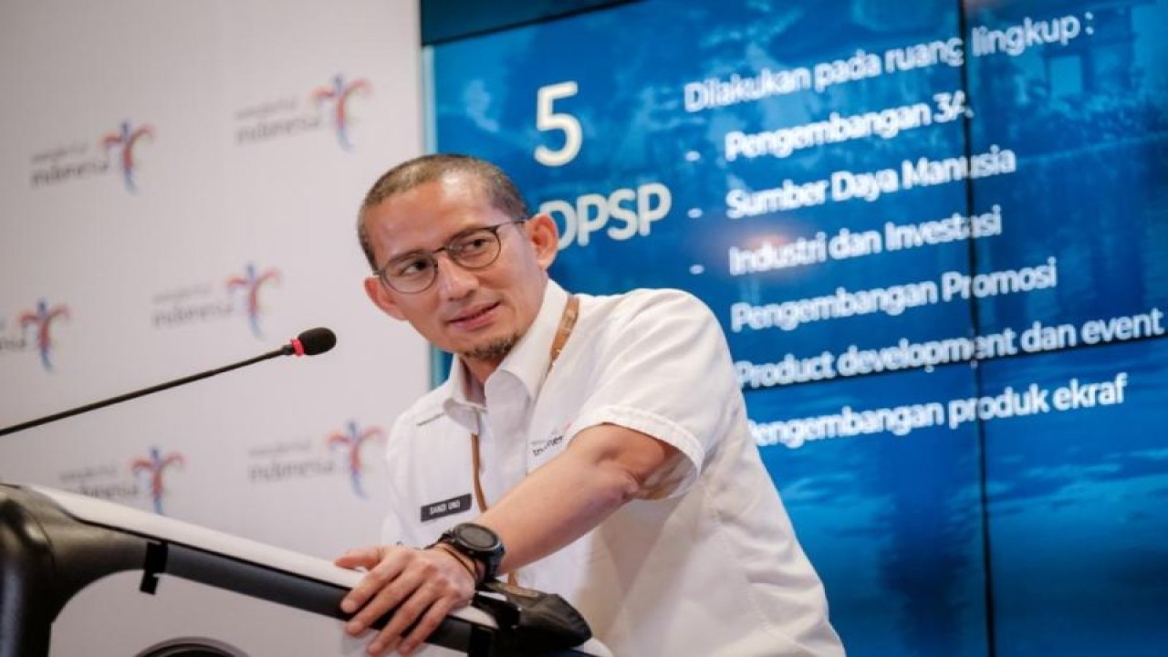Menteri Pariwisata Dan Ekonomi Kreatif Sandiaga Uno Dalam Weekly Brief