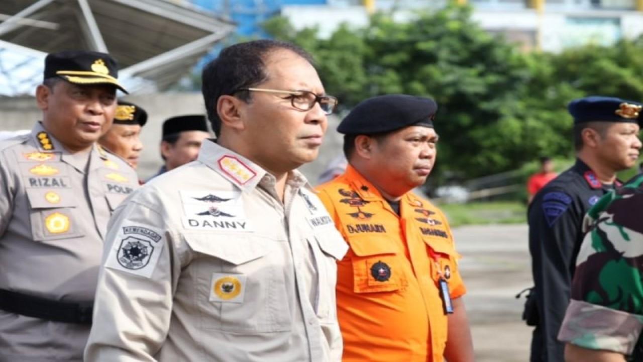 Arsip Foto. Wali Kota Makassar Mohammad Ramdhan Pomanto (tengah) saat mengikuti apel siaga ...