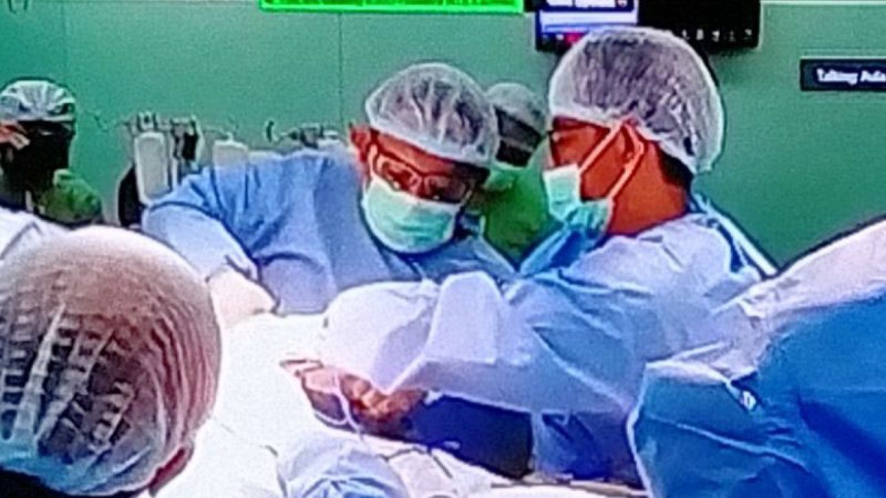 Tangkapan layar video suasana operasi bedah jantung terbuka pertama di ...