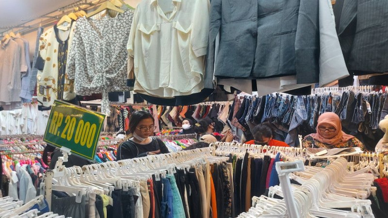 Suasana pusat perbelanjaan baju bekas atau "thrifting" di Pasar Senen ...