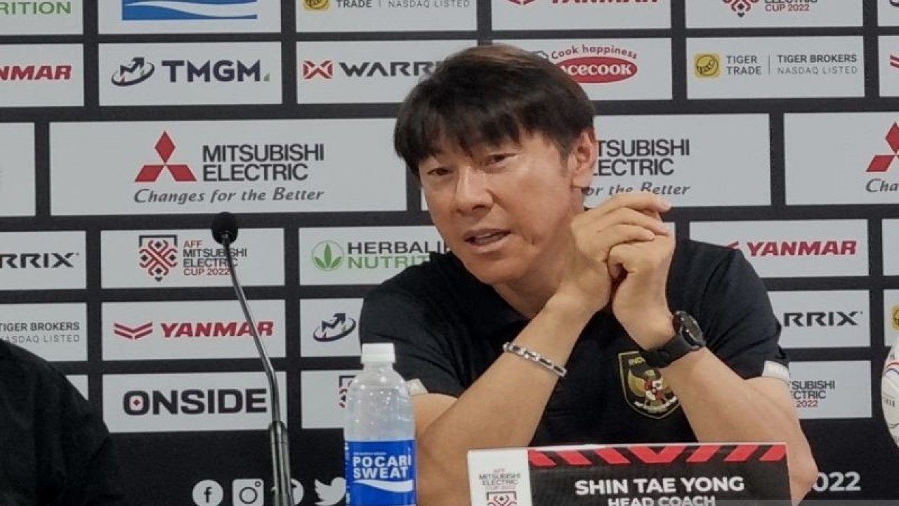 Pelatih Timnas Indonesia Shin Tae-yong saat jumpa media di Stadion ...