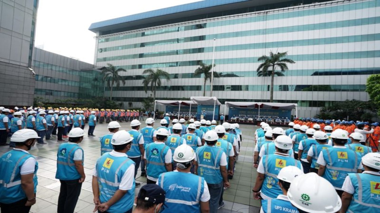 Karyawan PT PLN (Persero) melakukan apel siaga untuk menjamin keandalan ...
