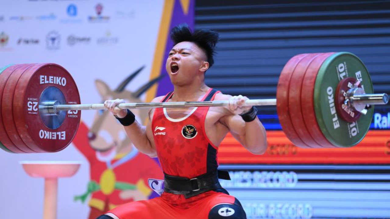 Arsip - Lifter Indonesia Rahmat Erwin Abdullah melakukan angkatan ...