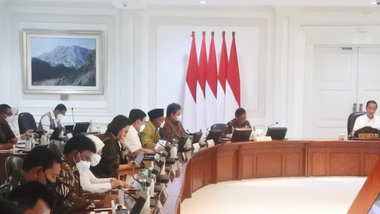 Suasana rapat terbatas persiapan Natal 2022 dan Tahun Baru 2023 yang ...