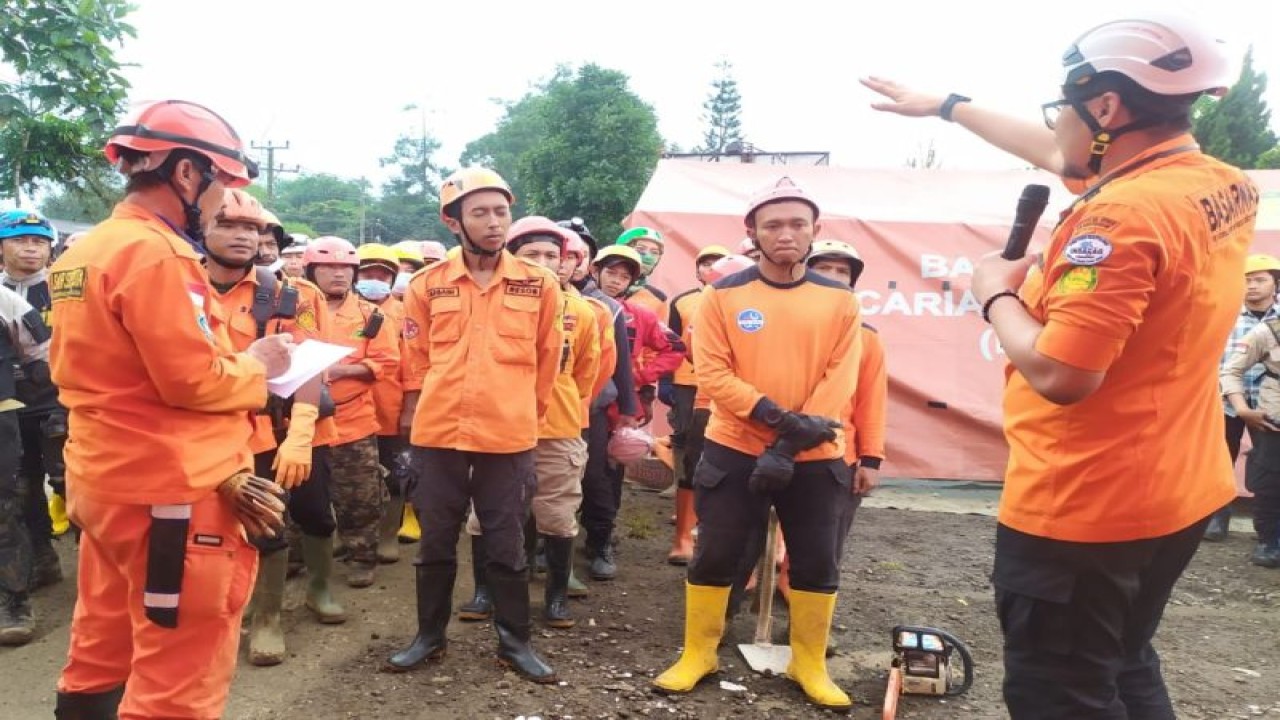 Tim Sar Bersiap Melakukan Pencarian Korban Gempa Cianjur Antaraho Kantor Sar Bandung