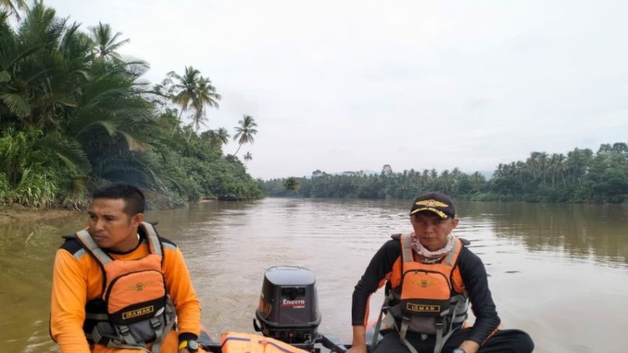 Tim SAR gabungan melakukan operasi pencarian satu dari dua orang ...