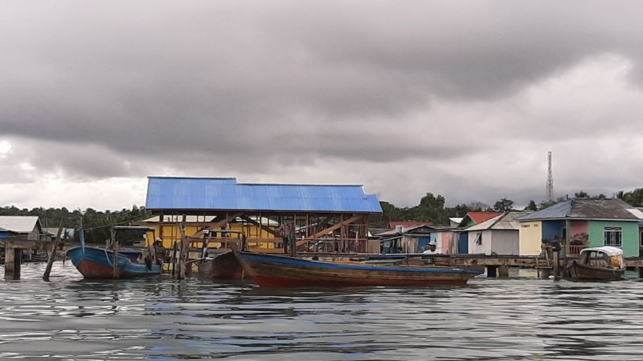 Potret kawasan pesisir di Kampung Bugis, Kota Tanjungpinang, Kepulauan ...