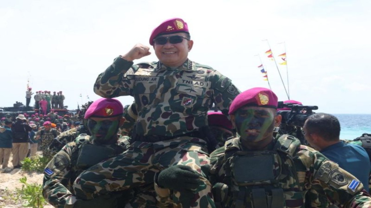 Kepala Staf TNI Angkatan Darat (Kasad) Jenderal TNI Dudung Abdurachman diangkat oleh sejumlah ...