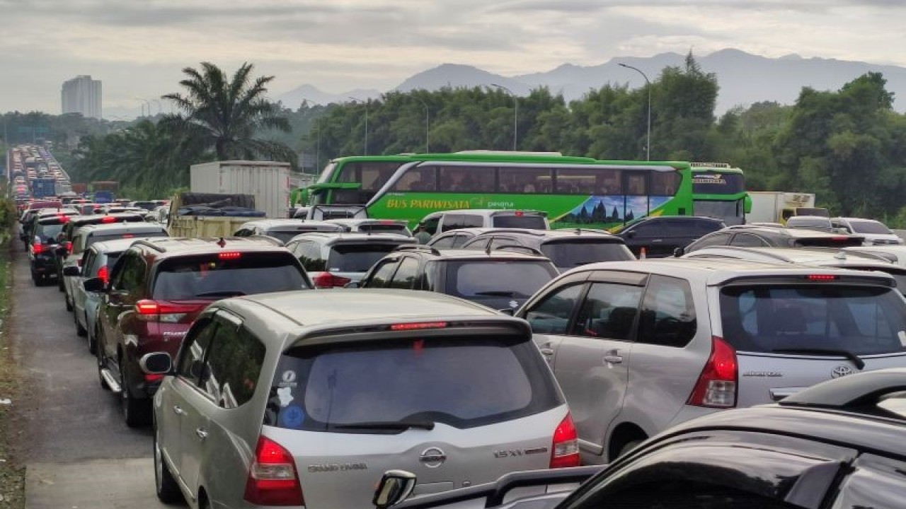 Kemacetan panjang di pintu keluar Tol Sentul Barat, Kabupaten Bogor ...