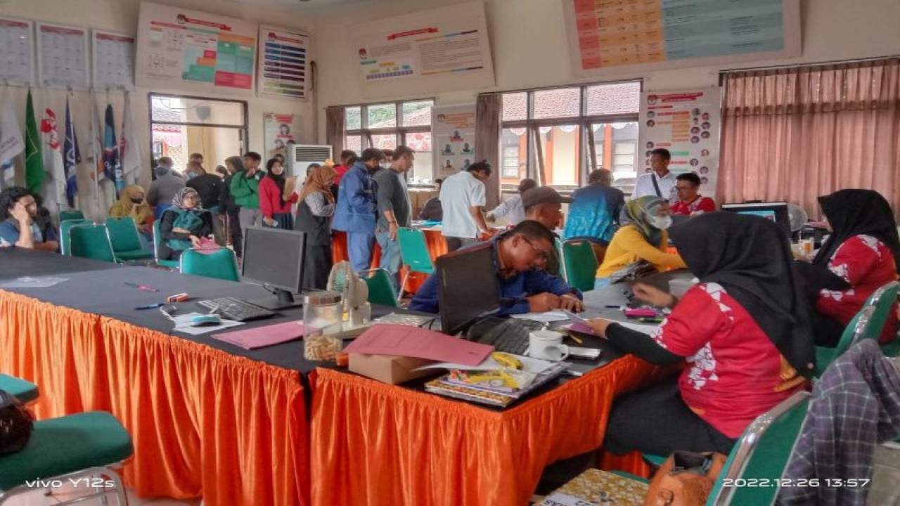 Petugas KPU Garut melakukan pemeriksaan adminsitrasi pelamar Panitia ...