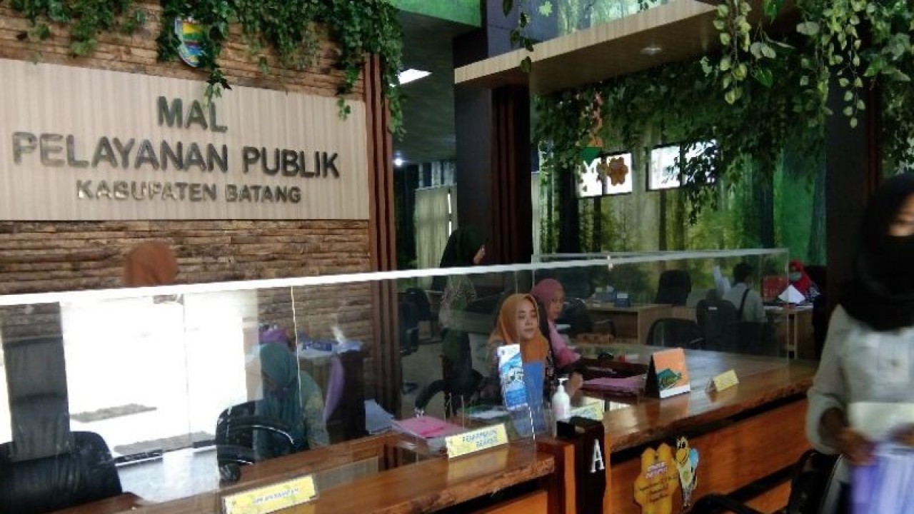 Petugas mal pelayanan publik sedang melayanan permohonan [engajuan izin di Kantor Mal Pelayanan ...