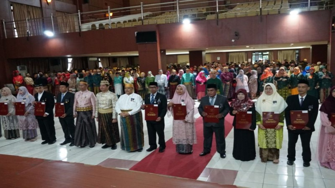 Sebanyak 14 ASN UIN Alauddin Makassar menerima Penghargaan Satyalencana ... Sebanyak 14 ASN UIN Alauddin Makassar menerima Penghargaan Satyalencana ...