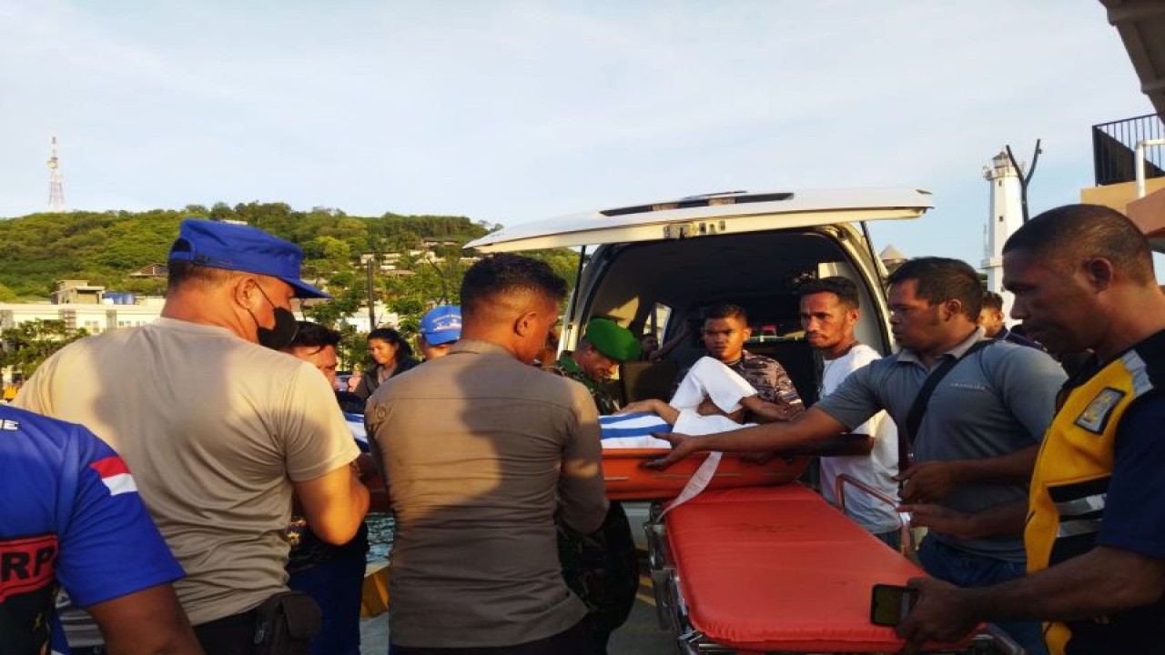 Tim SAR Gabungan mengevakuasi korban kecelakaan kapal tenggelam di Dermaga Labuan Bajo ...