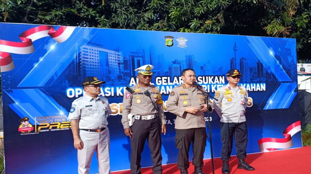 Kabid Humas Polda Metro Jaya Kombes Pol Trunoyudo Wisnu Andiko (depan) saat melakukan konferensi ...