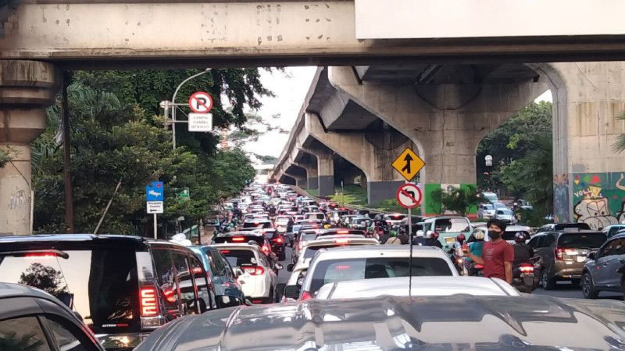 Sejumlah kendaraan bermotor terjebak kemacetan di kawasan Kasablanka ... Sejumlah kendaraan bermotor terjebak kemacetan di kawasan Kasablanka ...