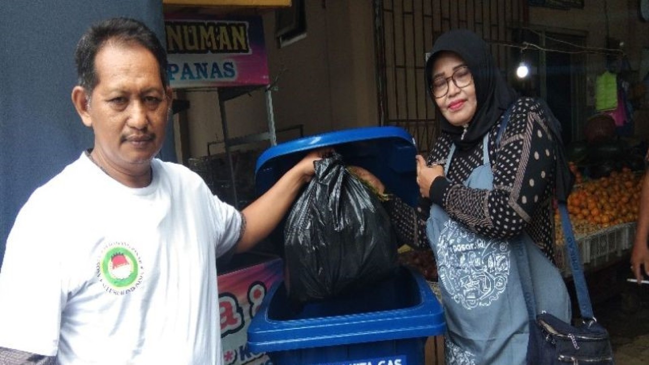 Pedagang Pasar Kesesi, Kabupaten Pekalongan sedang membuang sisa sampah di tempat pembuangan ...