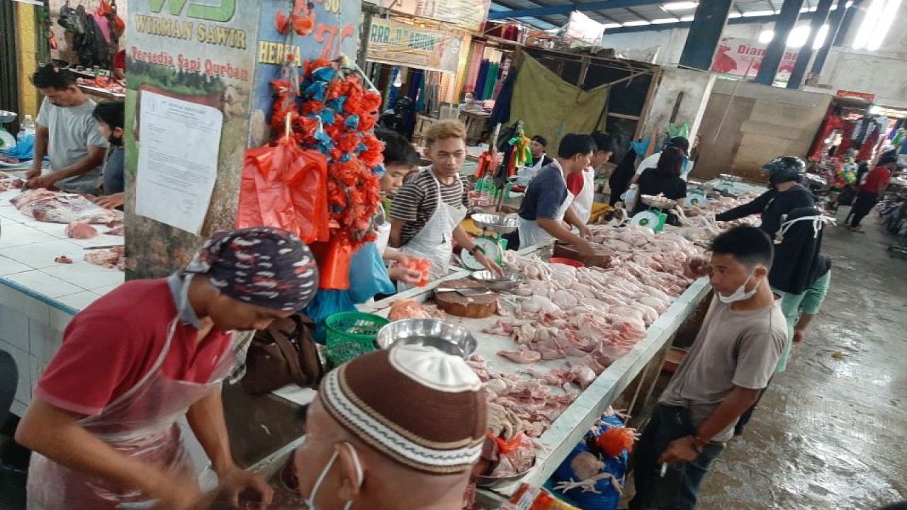 Pedagang daging ayam di Pasar Bintan Center, Kota Tanjungpinang ...