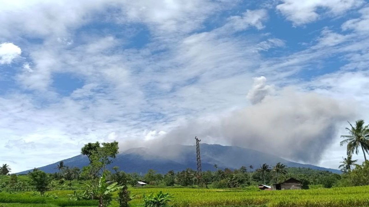 Gunung Marapi Sumbar kembali mengalami erupsi, dengan ketinggian abu ...