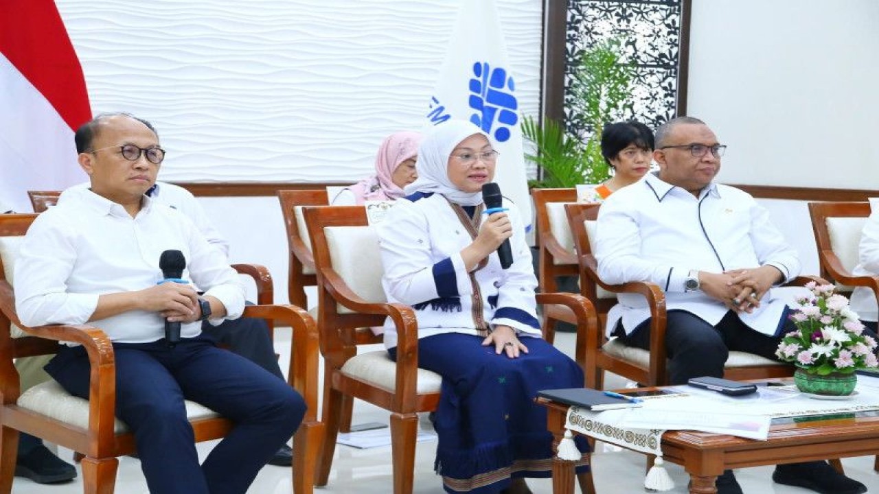 Menaker Ida Fauziyah (tengah) dalam konferensi pers sosialisasi kebijakan pembayaran Tunjangan ...