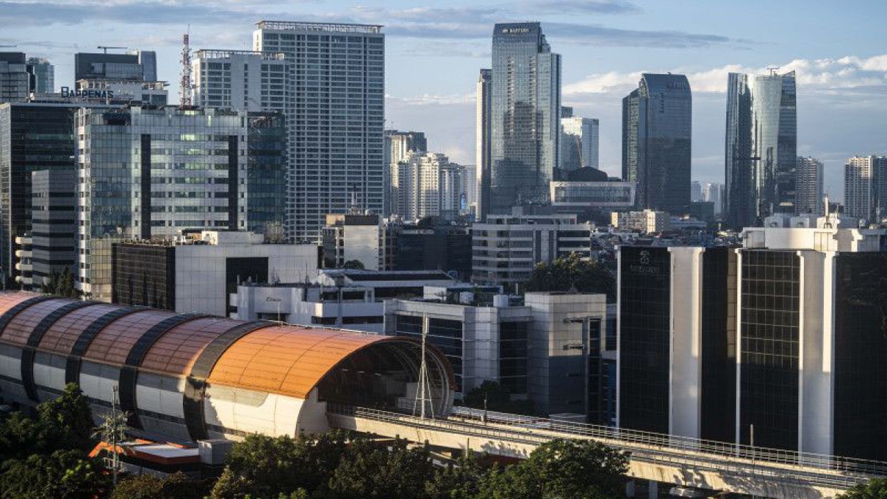 Suasana stasiun dan jalur kereta 'Light Rail Transit' (LRT) yang telah ...