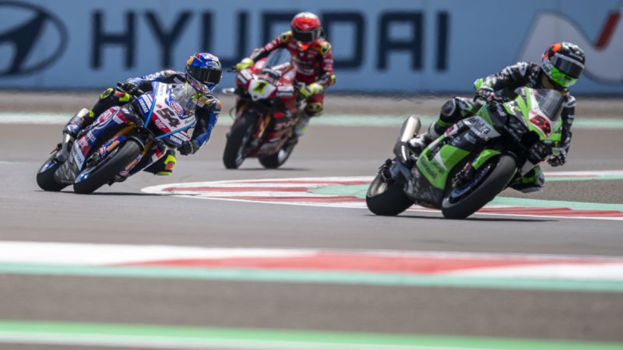 Pembalap Pata Yamaha Prometeon WorldSBK Toprak Razgatlioglu (kiri) bersama pembalap Aruba.it ...