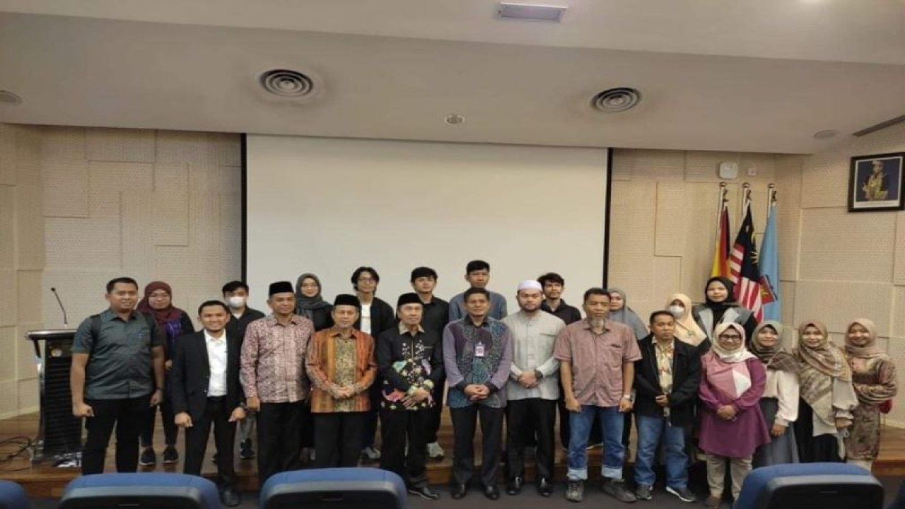 Gubernur Riau Syamsuar bersama pejabat Pemerintah Provinsi Riau berfoto bersama saat mengunjungi ...