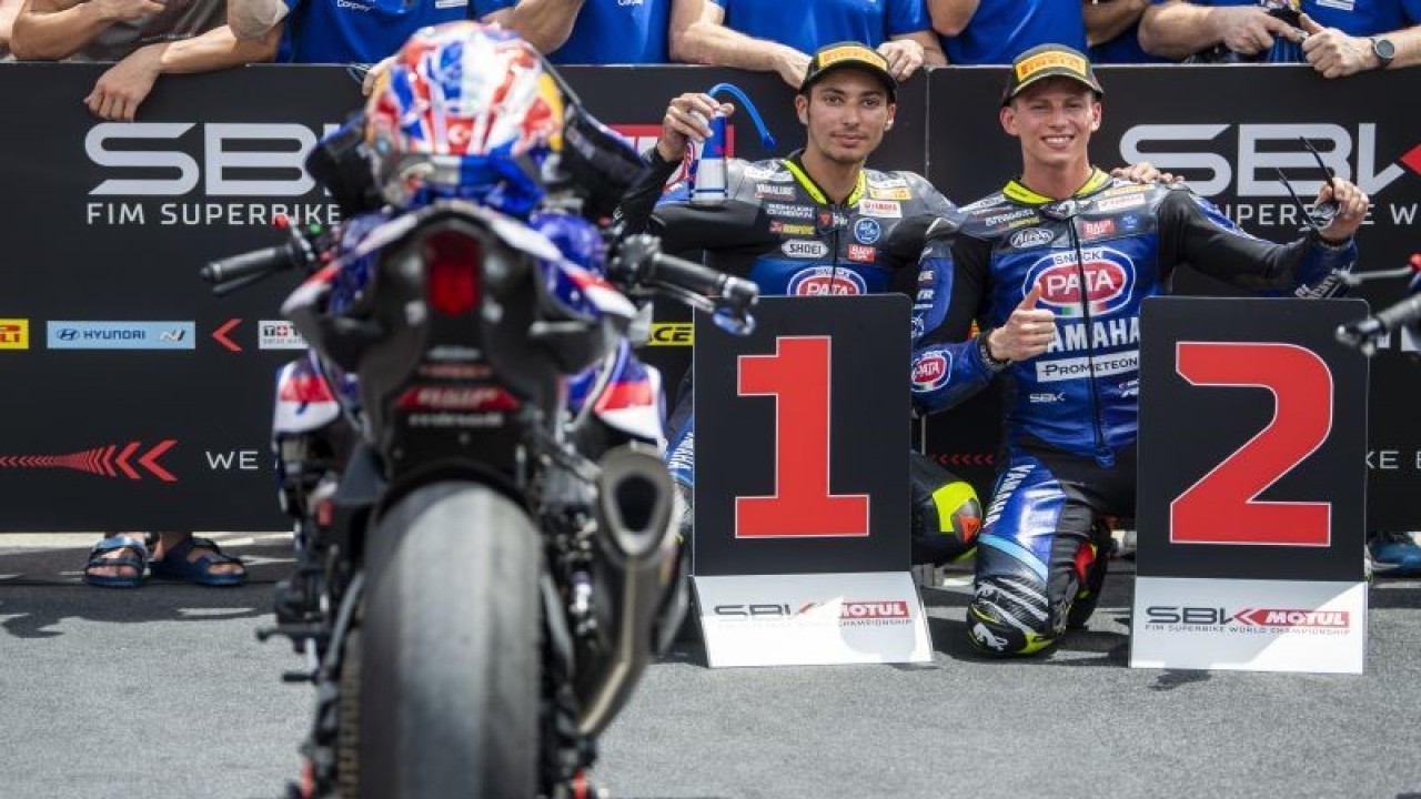 Arsip - Pebalap Pata Yamaha Prometeon WorldSBK Toprak Razgatlioglu (kiri) didampingi Andrea ...