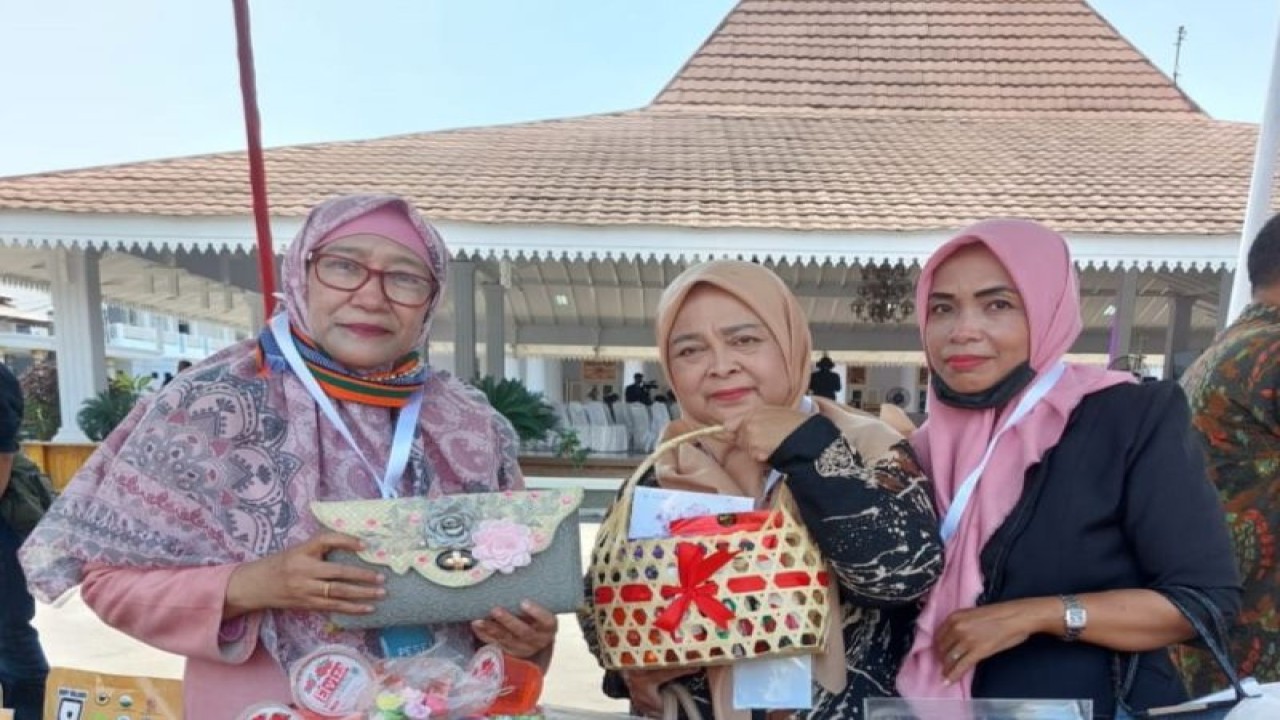 Prof Dr Elfi Anis Saati (paling kiri) penemu minuman sari bunga mawar ...