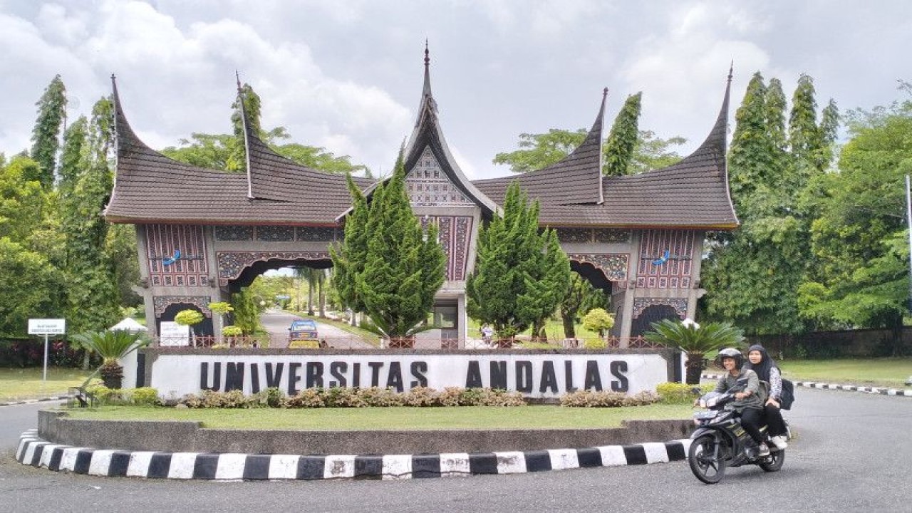 Gerbang masuk Universitas Andalas (Unand) Sumatera Barat (Sumbar ...