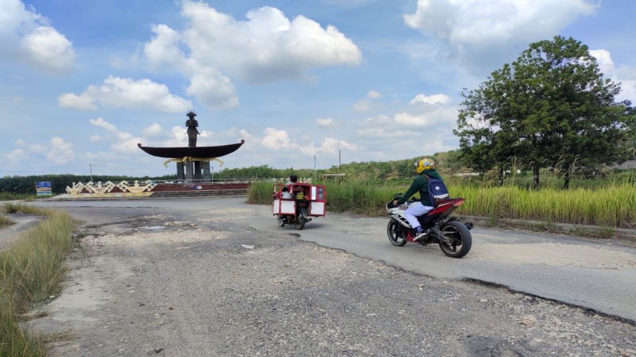 Pengguna motor sedang melintasi jalan rusak yang berada di Jalan ... Pengguna motor sedang melintasi jalan rusak yang berada di Jalan ...