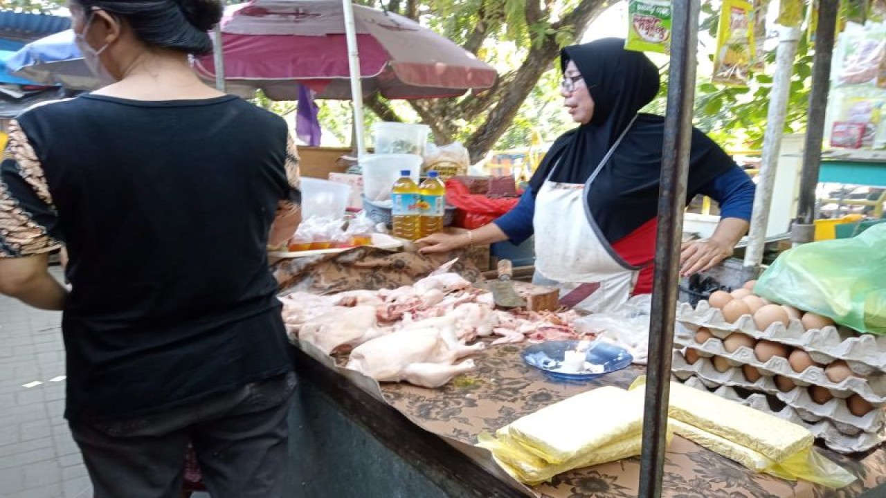 Pedagang ayam broiler di Pasar Cemare salah satu pasar tradisional di Kota Mataram, Provinsi ...