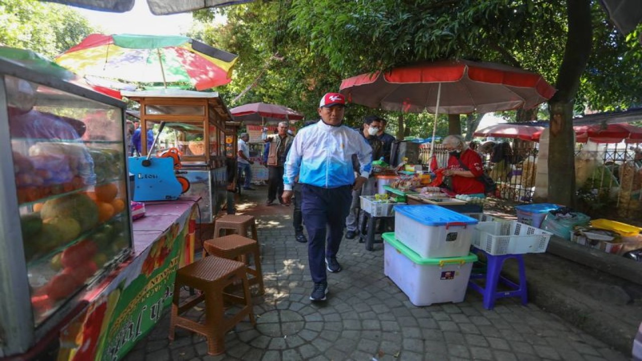 Pelaksana Harian Wali Kota Bandung Ema Sumarna meninjau kondisi PKL ... Pelaksana Harian Wali Kota Bandung Ema Sumarna meninjau kondisi PKL ...