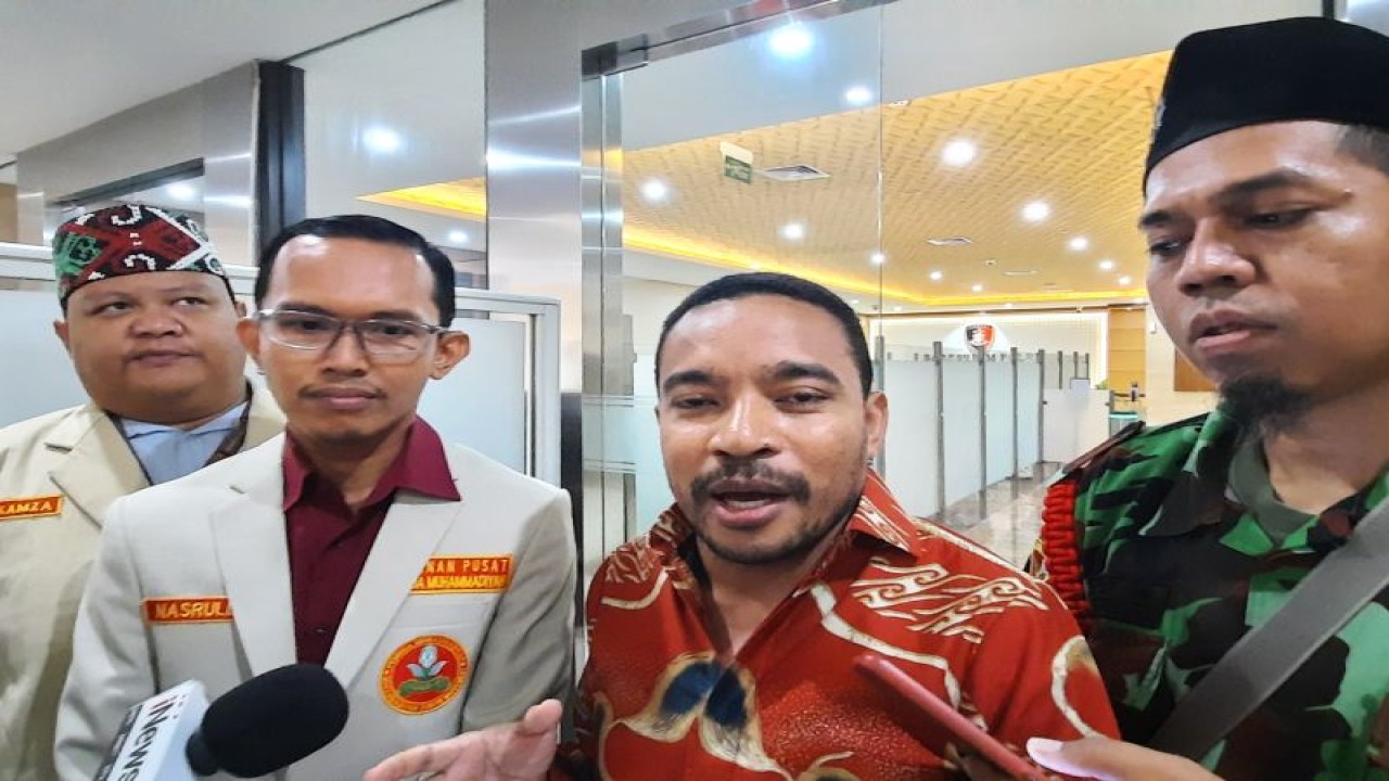 Ketua Bidang Hukum dan HAM Pemuda Muhammadiyah Nasrullah (kedua dari kiri) memberikan keterangan ...