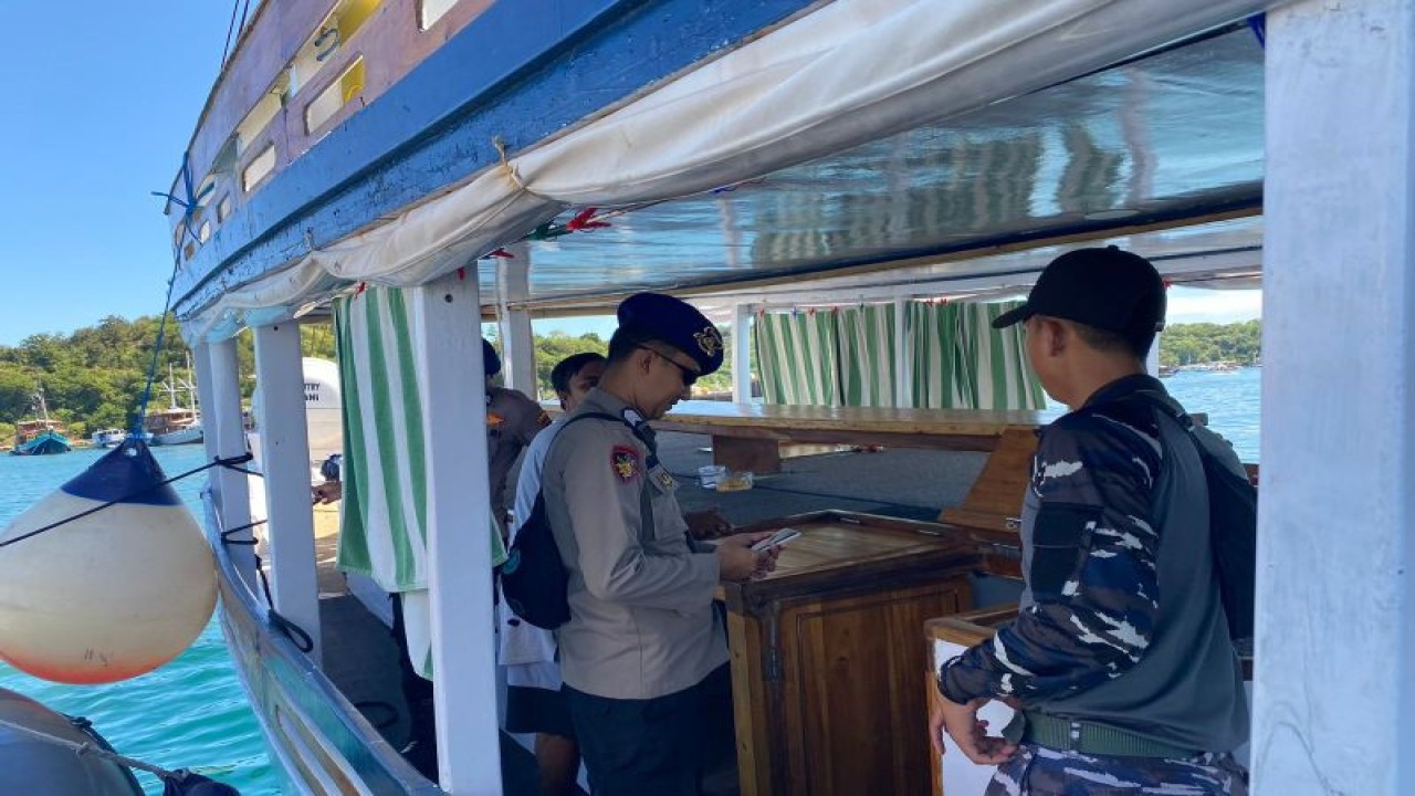 Polres Manggarai Barat, Lanal Labuan Bajo, dan KSOP Labuan Bajo melakukan pemeriksaan kapal ...