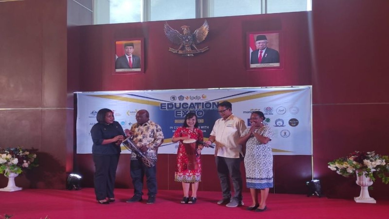 Pembukaan kegiatan pameran pendidikan di aula Gedung Keuangan Negara Kota Jayapura, Provisni ...