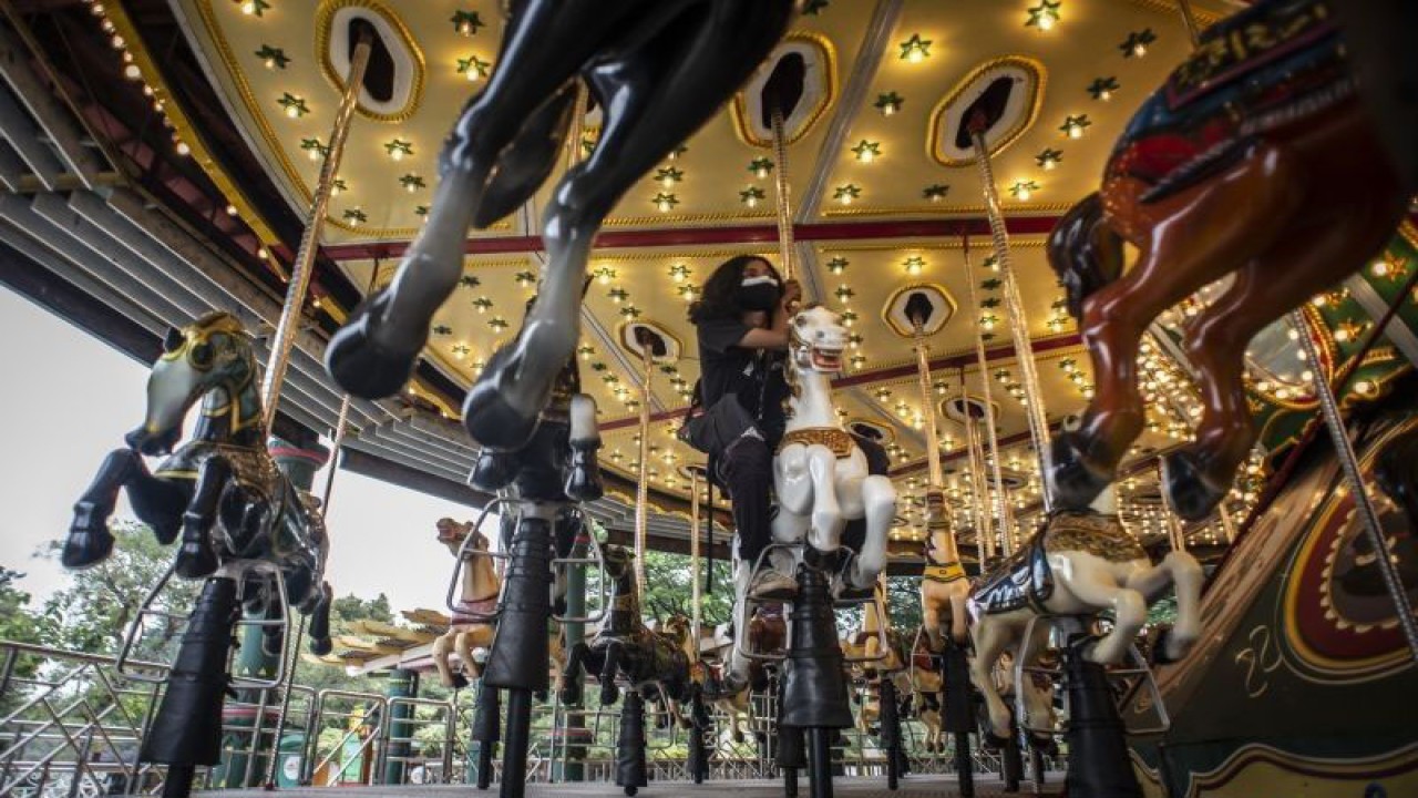 Wisatawan menaiki wahana Turangga-rangga di Dufan, Taman Impian Jaya ...
