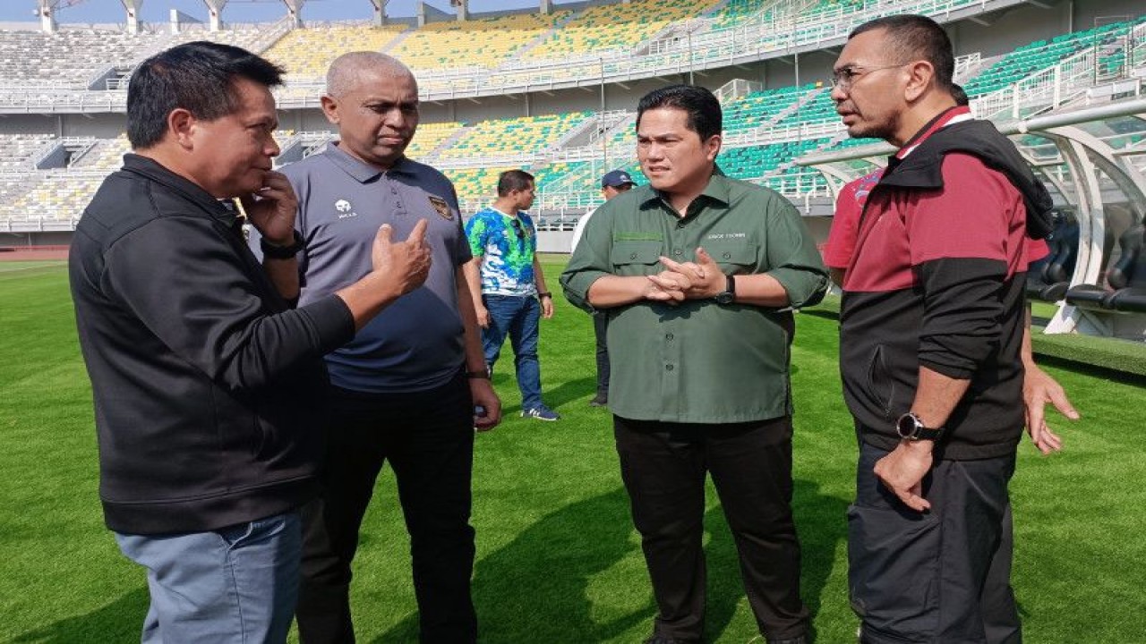 Ketua Umum PSSI Erick Thohir (kedua kanan) bersama Exco PSSI Arya ...