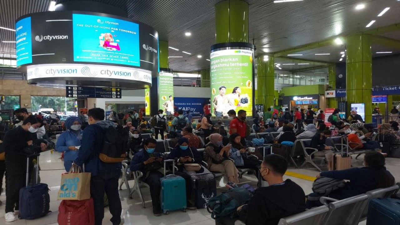 Pengguna jasa kereta jarak jauh menunggu waktu perjalanan di lobi ...