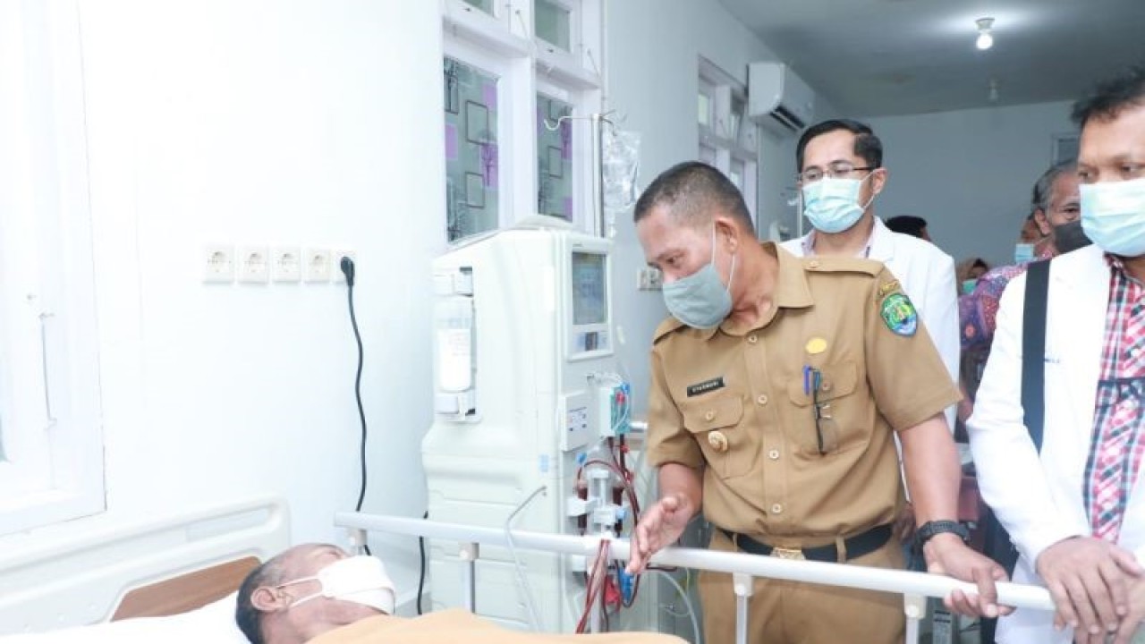 Arsip Foto - Bupati Bulungan Syarwani menjenguk pasien di ruang pelayanan unit hemodialisis atau ...